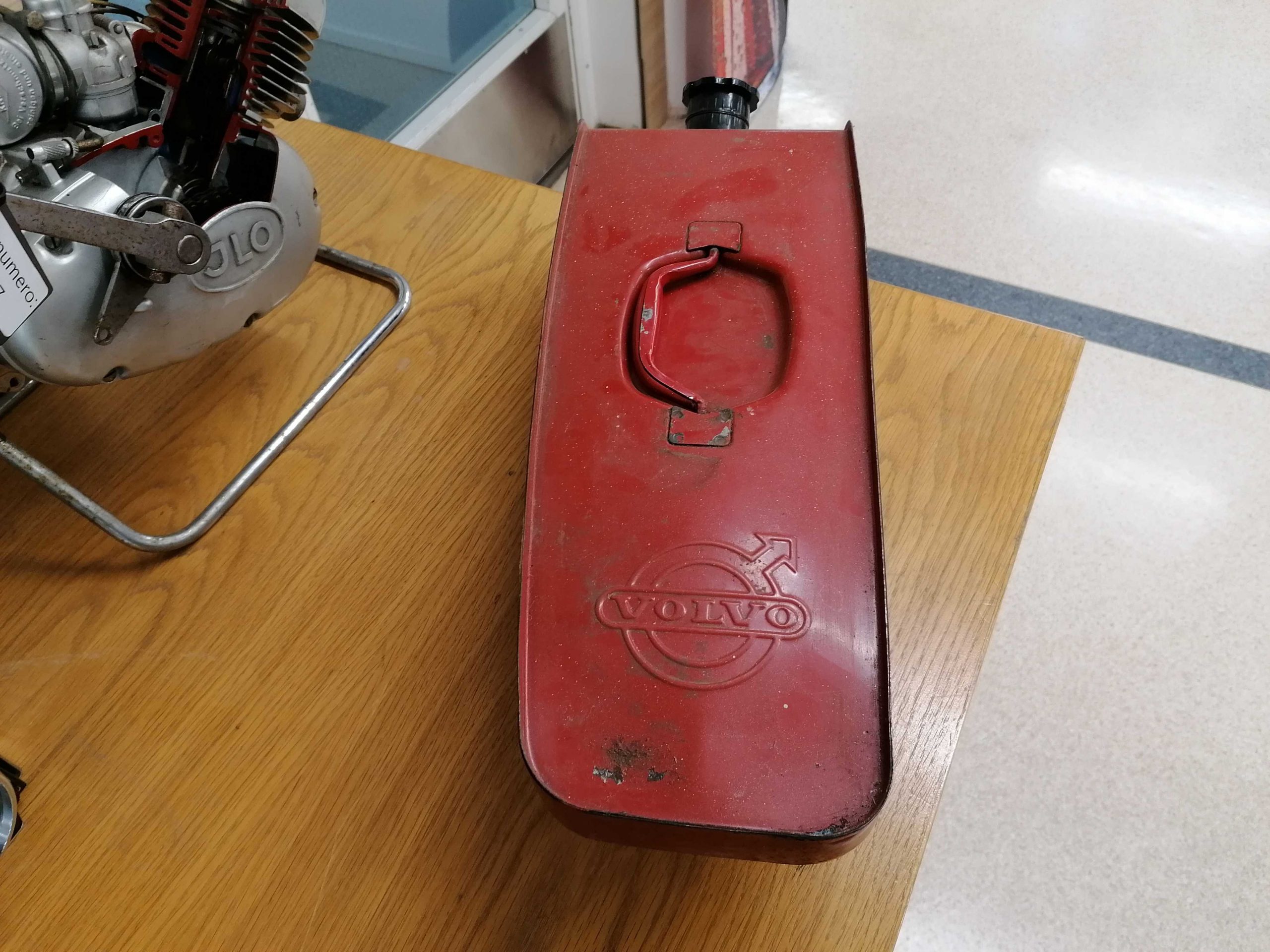 Volvo alkuperäinen lisävaruste bensakanisteri/ Volvo orginal fuel can