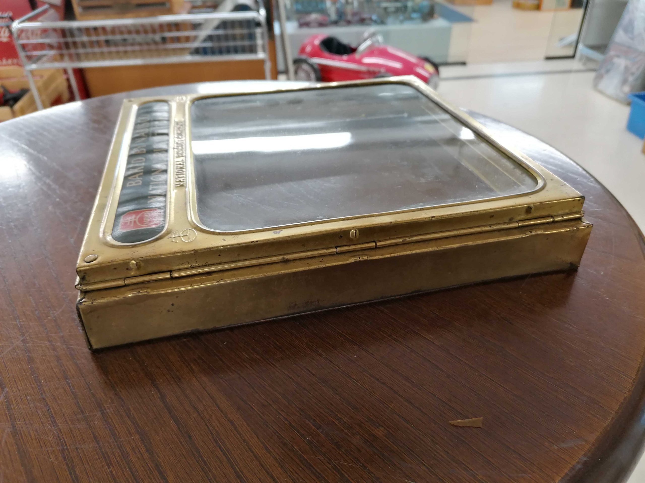 Vanhan keksilaatiko kansi / Old biscuit box lid