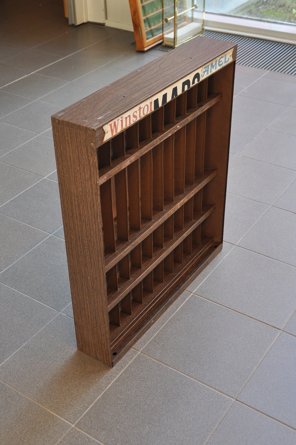 Tupakka-aski hylly / Tobacco display rack